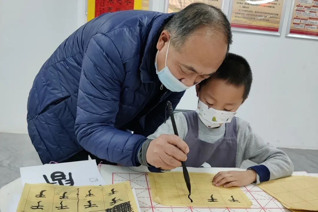 马驹桥镇“书法进社区 墨香伴成长”青少年书法课堂开课啦！